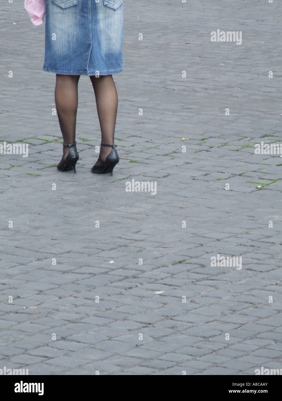 Jeune femme en bas et talons hauts Banque de photographies et d’images ...