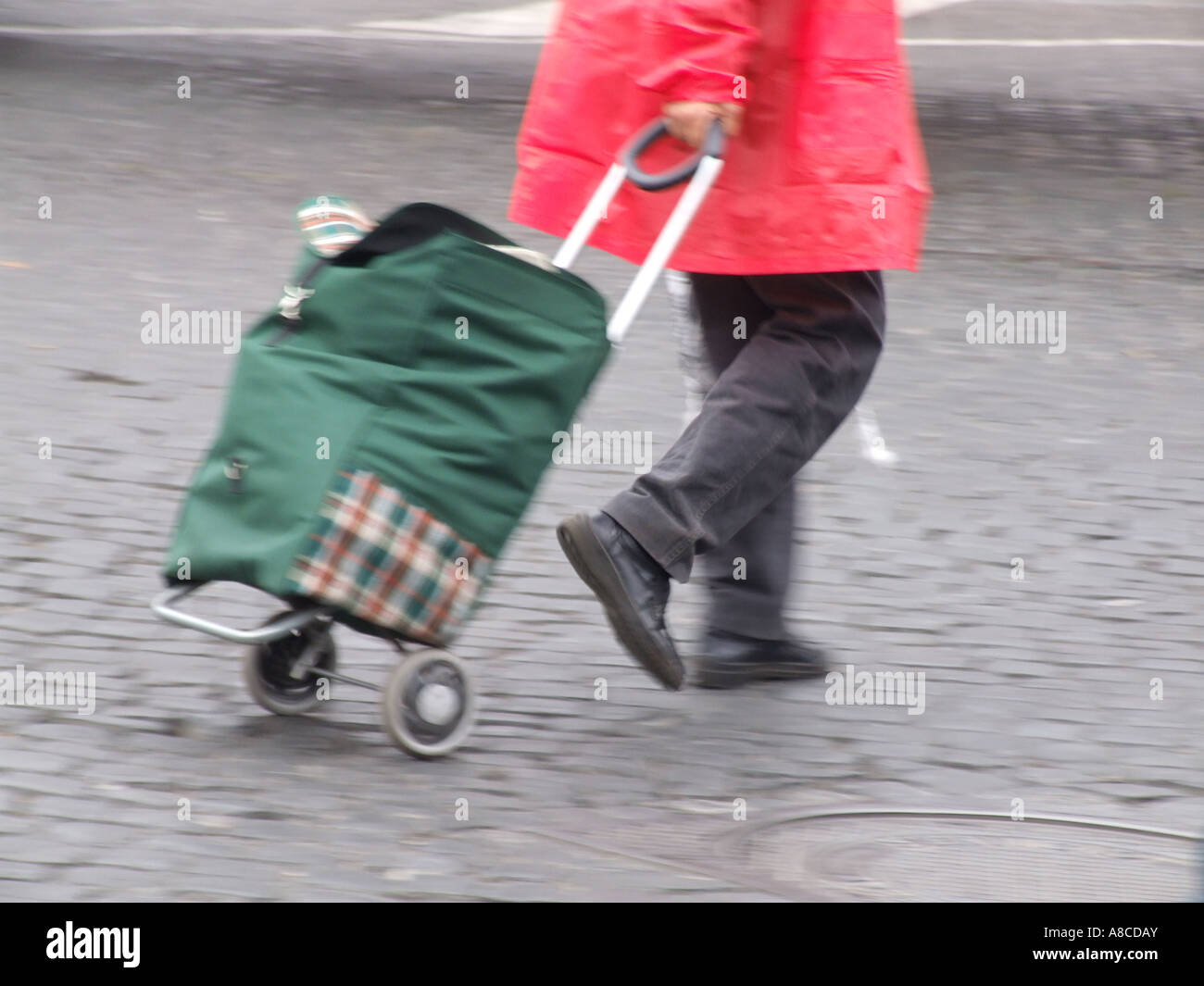 Old man pulling shopping trolley Banque de photographies et d’images à ...