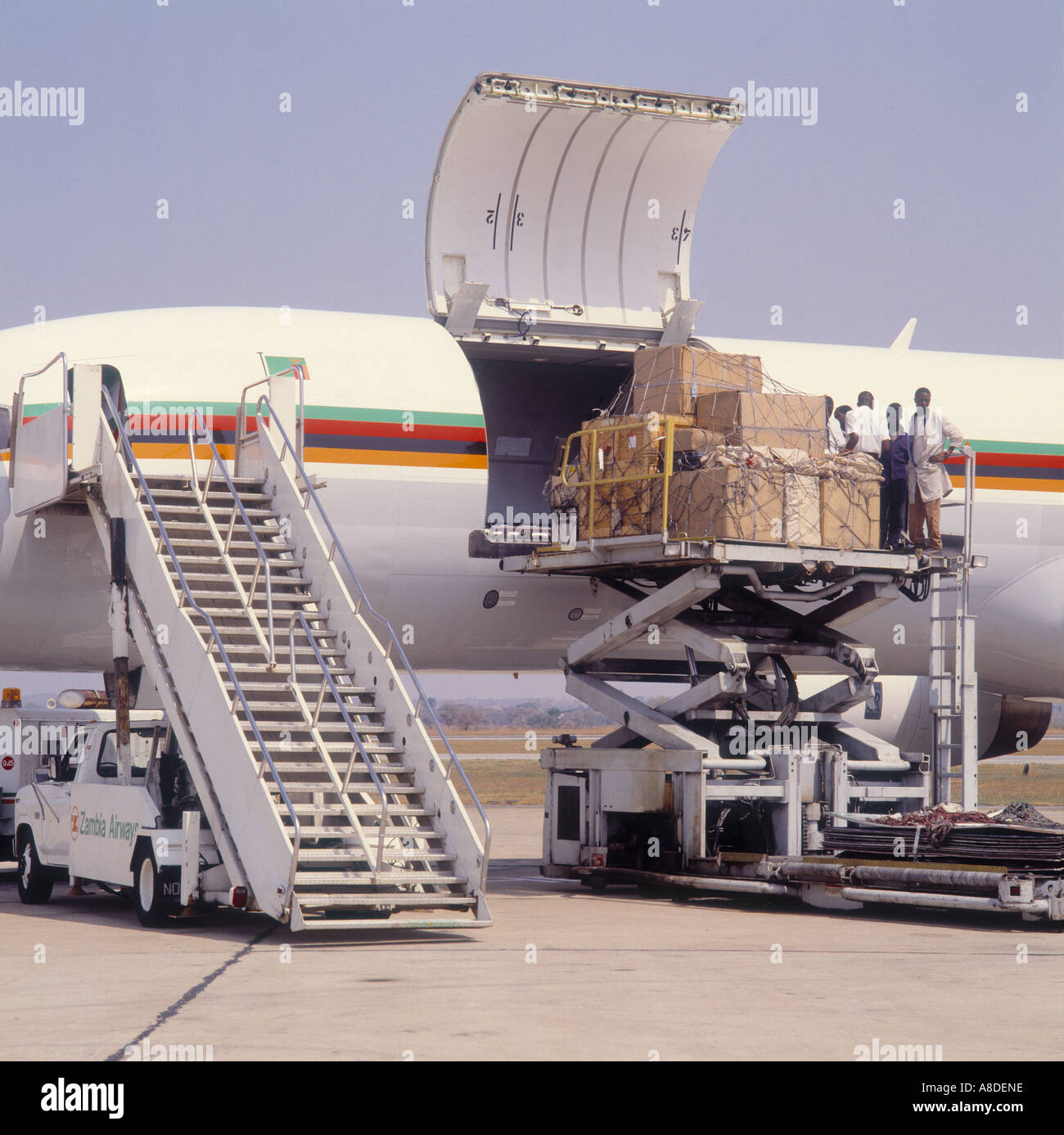 Chargement de l'avion cargo Banque de photographies et d’images à haute ...