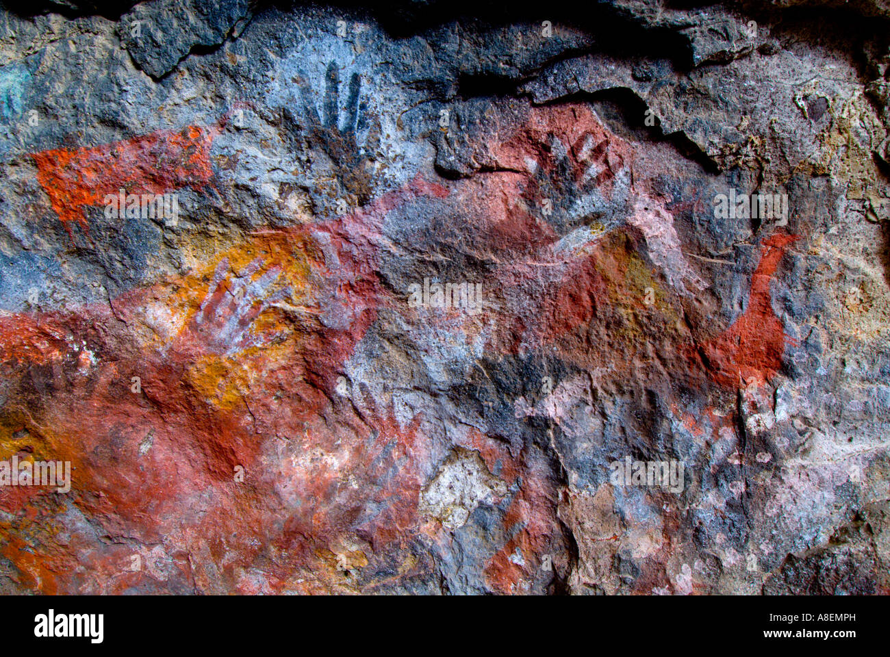 Cueva de las Manos del Rio Pinturas, Grotte des mains, en Patagonie ...