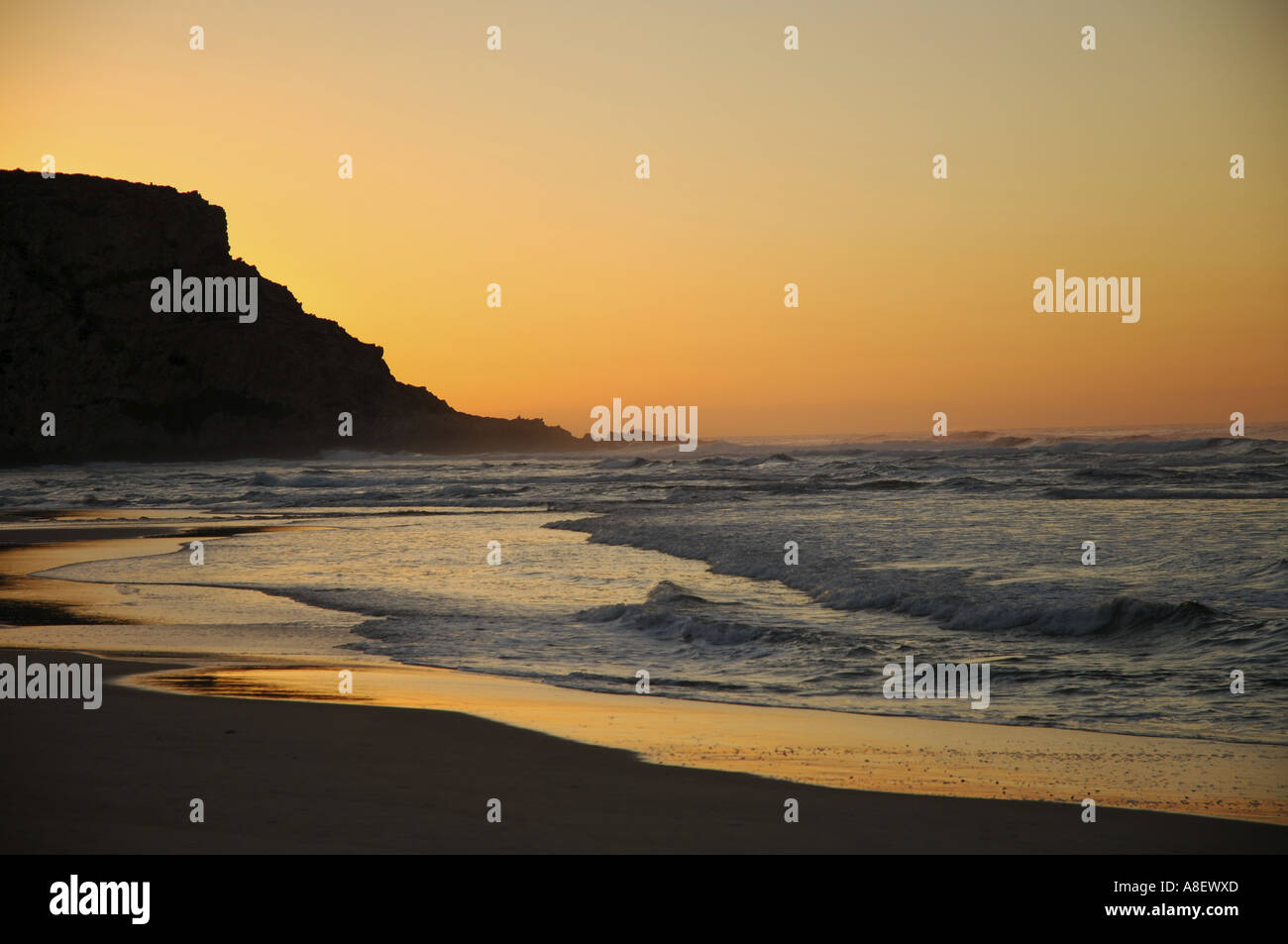 Lever du soleil sur la vallée de la nature entre la plage de ...