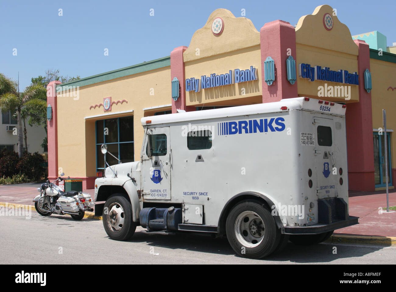 Brinks truck Banque de photographies et d’images à haute résolution - Alamy