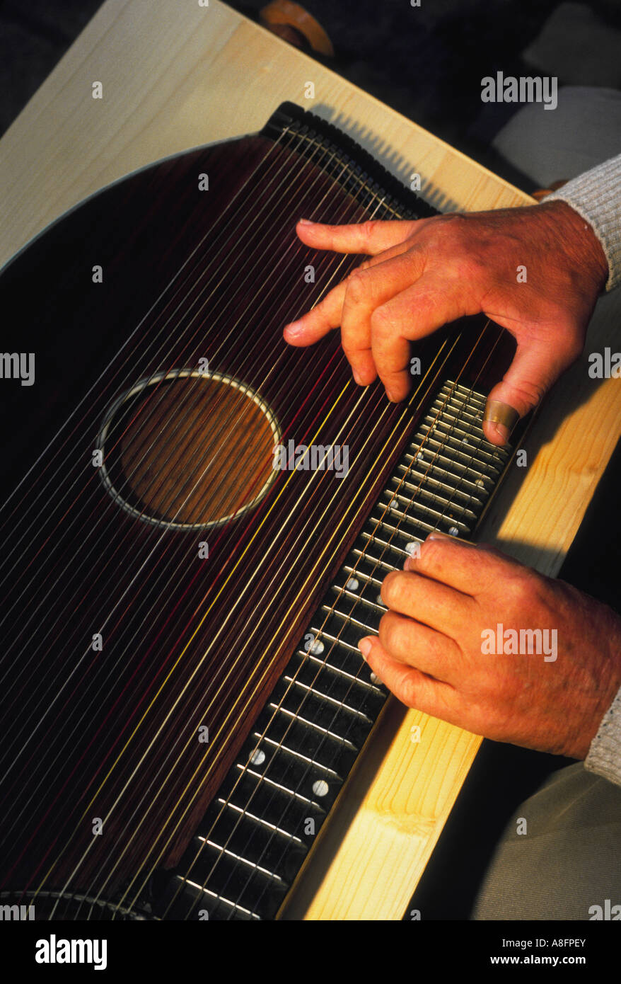Cithare traditionnelle Banque de photographies et d’images à haute ...