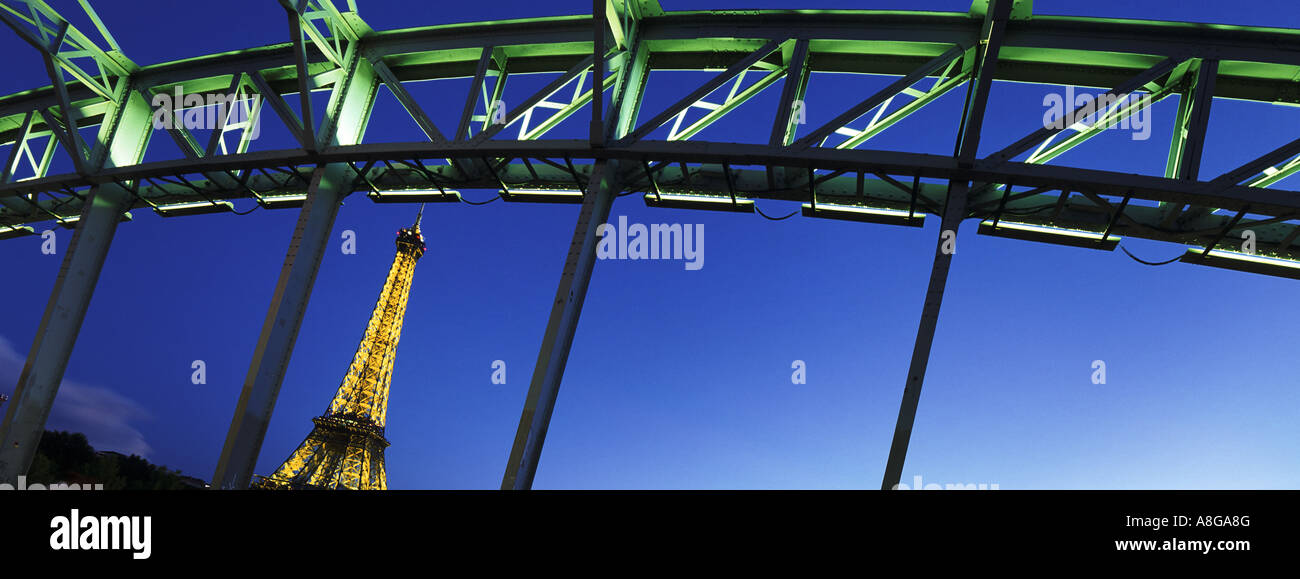Pont de bir hakeim paris nuit Banque de photographies et d’images à haute résolution - Alamy