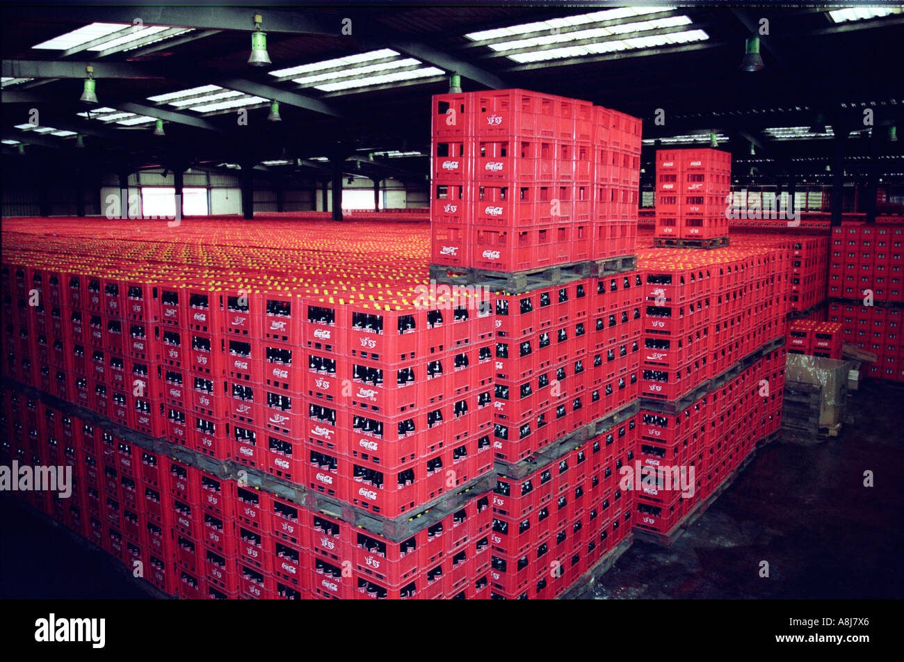 Bouteilles dans une caisse de coca cola Banque de photographies et d ...