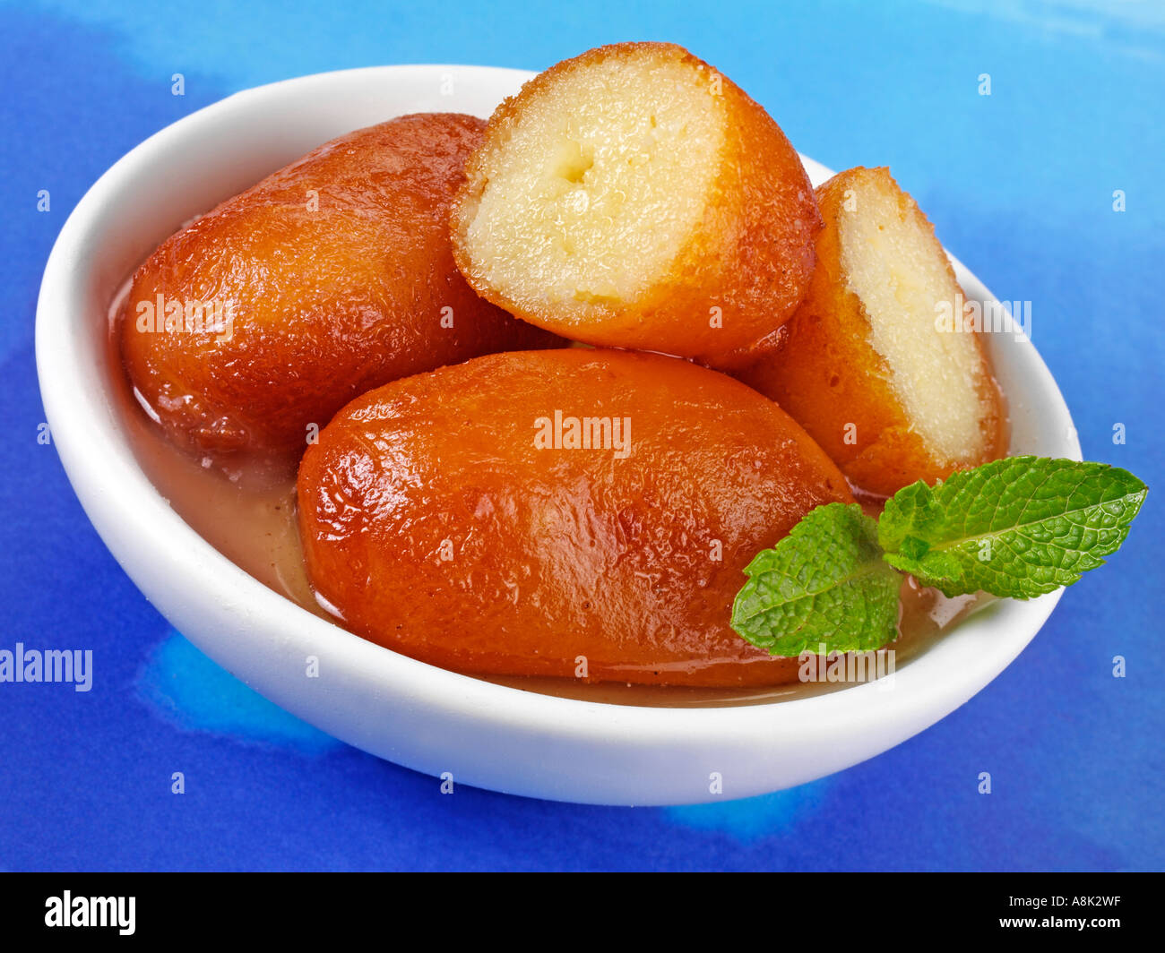 Gulab jamun in syrup Banque de photographies et d’images à haute ...