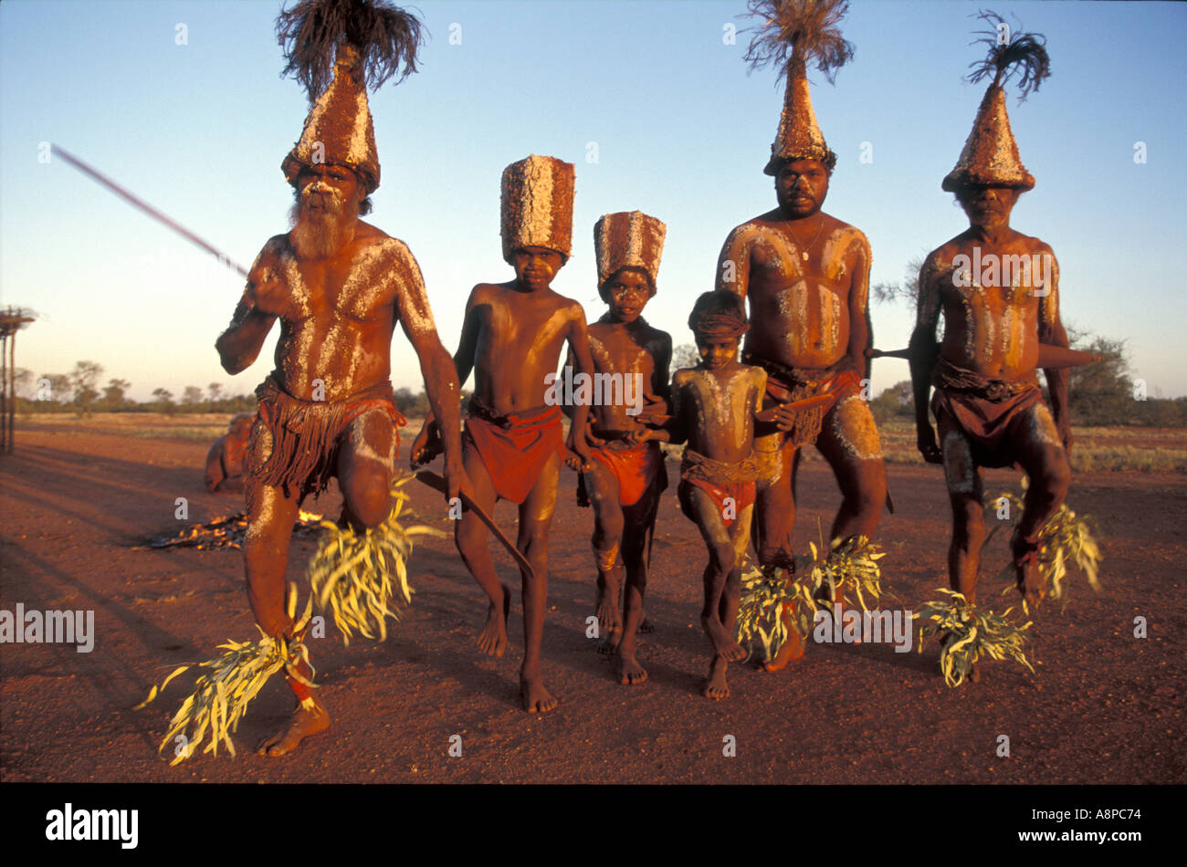 Les aînés autochtones peints en rouge-ocre et blanc-argile garçons ...