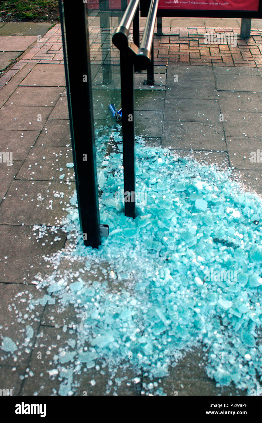 Smashed bus shelter Banque de photographies et d’images à haute ...
