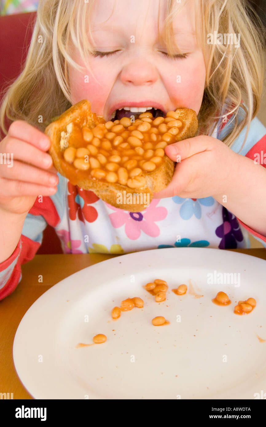 Heinz baked beans on toast Banque de photographies et d’images à haute ...