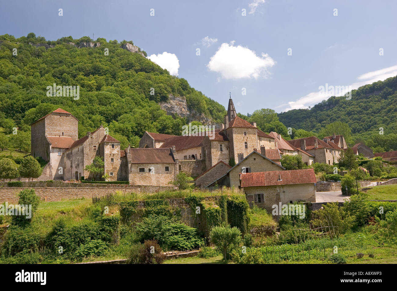 Aperçu de la Beaume-les-Messieurs village et abbaye (France). Vue du ...