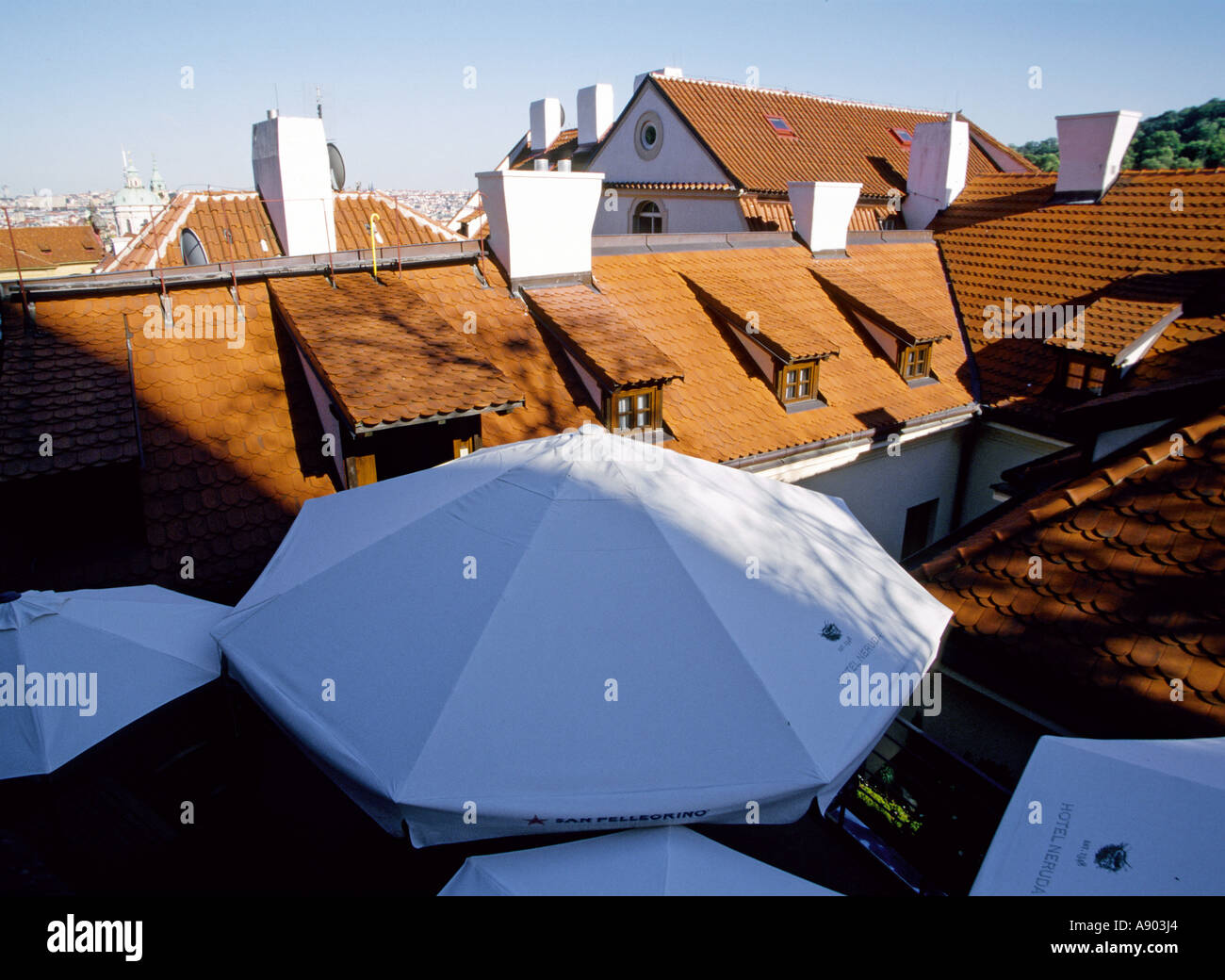 Maisons aux toits rouges sur mala strana Banque de photographies et d ...