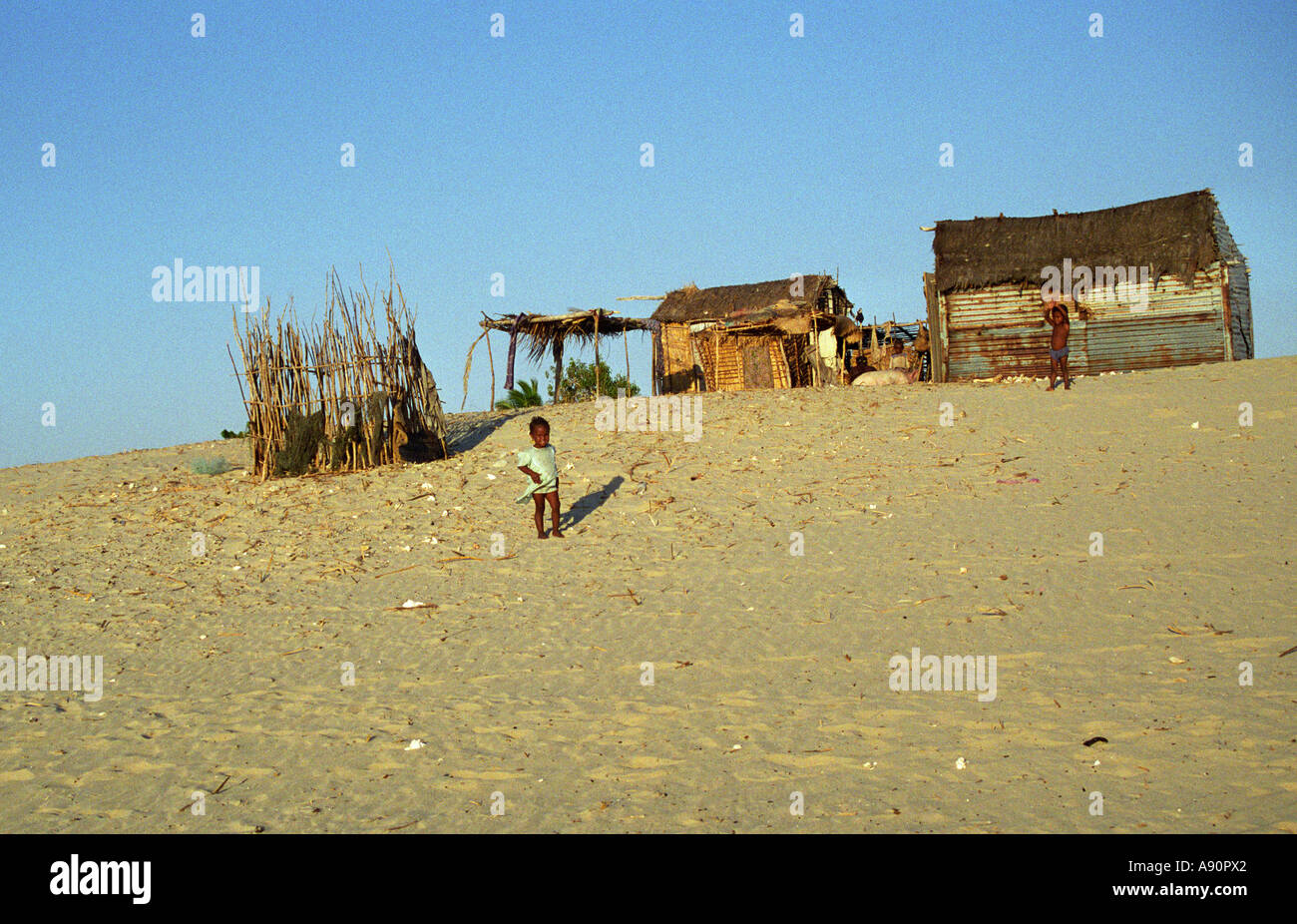 VEZO MADAGASCAR AFRIQUE juillet deux enfants malgaches à l'extérieur de ...