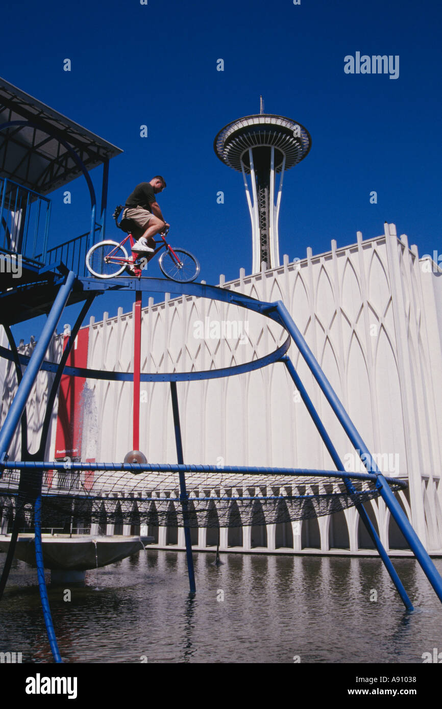 Cheval homme Balance Rail vélo à la Pacific Science Center Space Needle ...