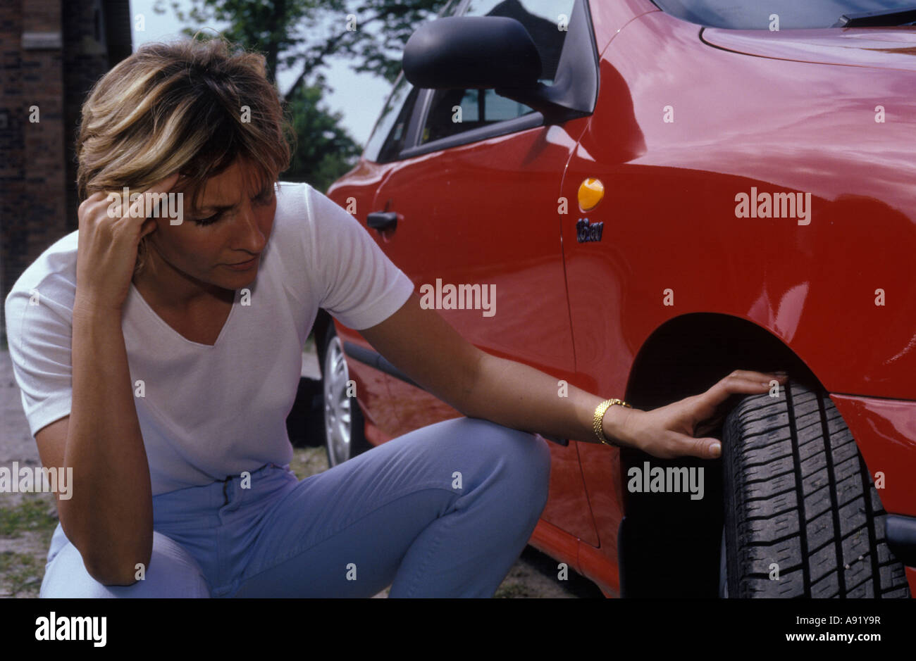 Femme en panne, crevaison Banque de photographies et d’images à haute ...
