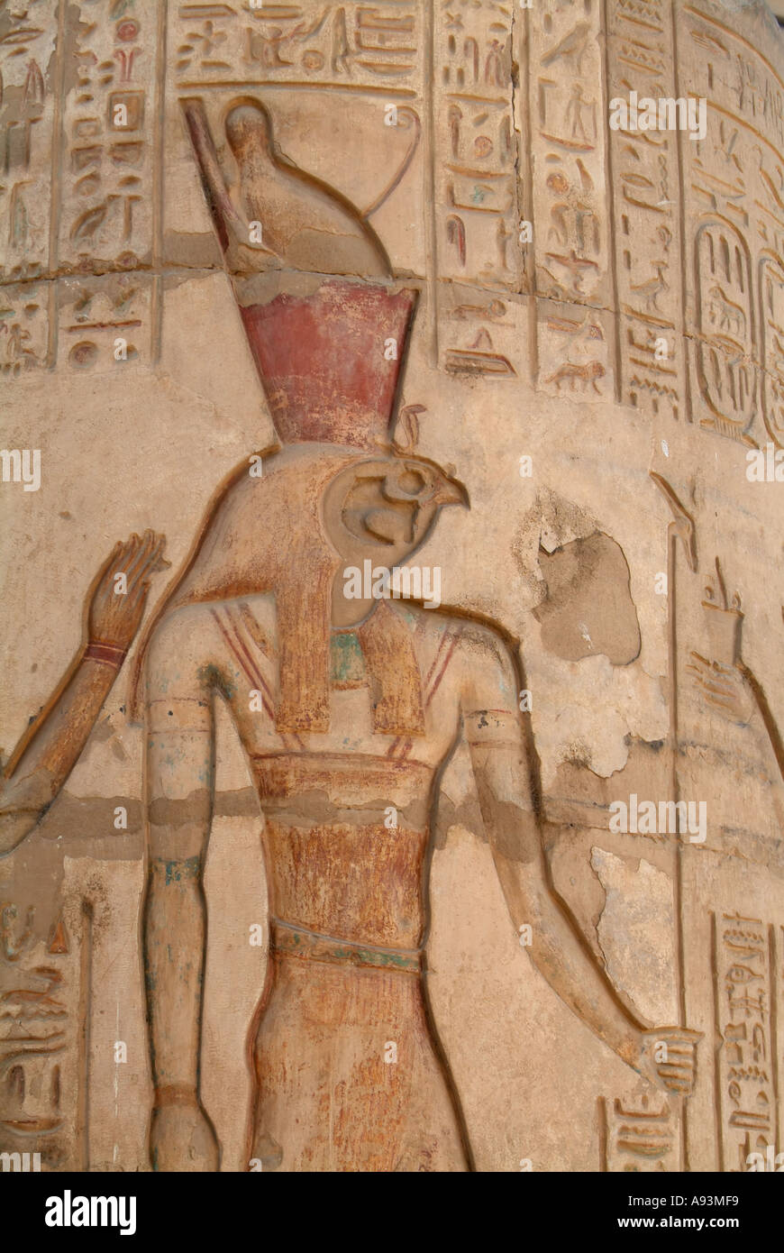 Sculpture relief peint représentant le dieu Horus tête falcon portant ...