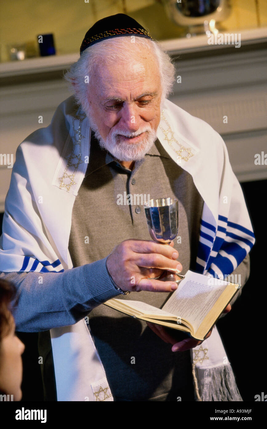 Rabbi reading bible Banque de photographies et d’images à haute ...