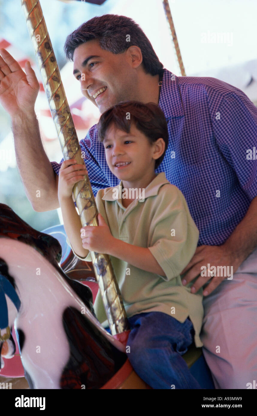 Homme et son fils assis sur un cheval Banque de photographies et d ...