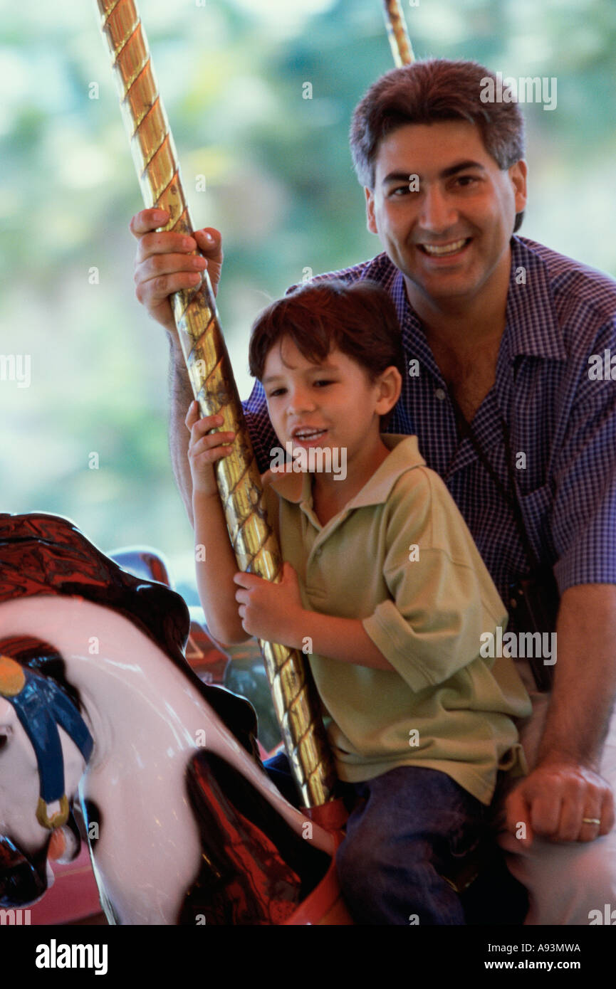Homme et son fils assis sur un cheval Banque de photographies et d ...