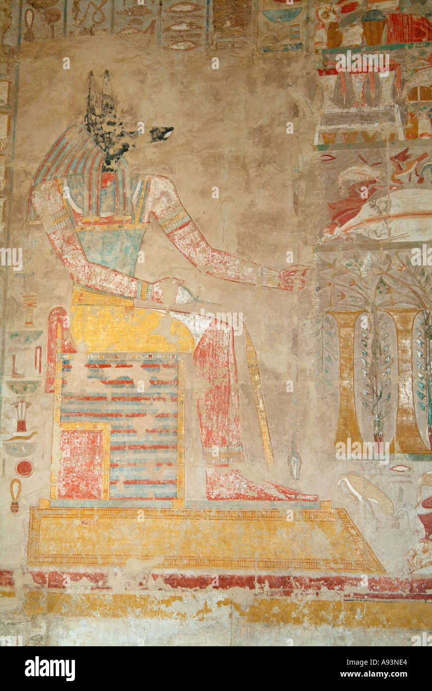 Peintures Hatshepsout (Deir al-Bahn) avec la tête de chacal dieu Anubis ...