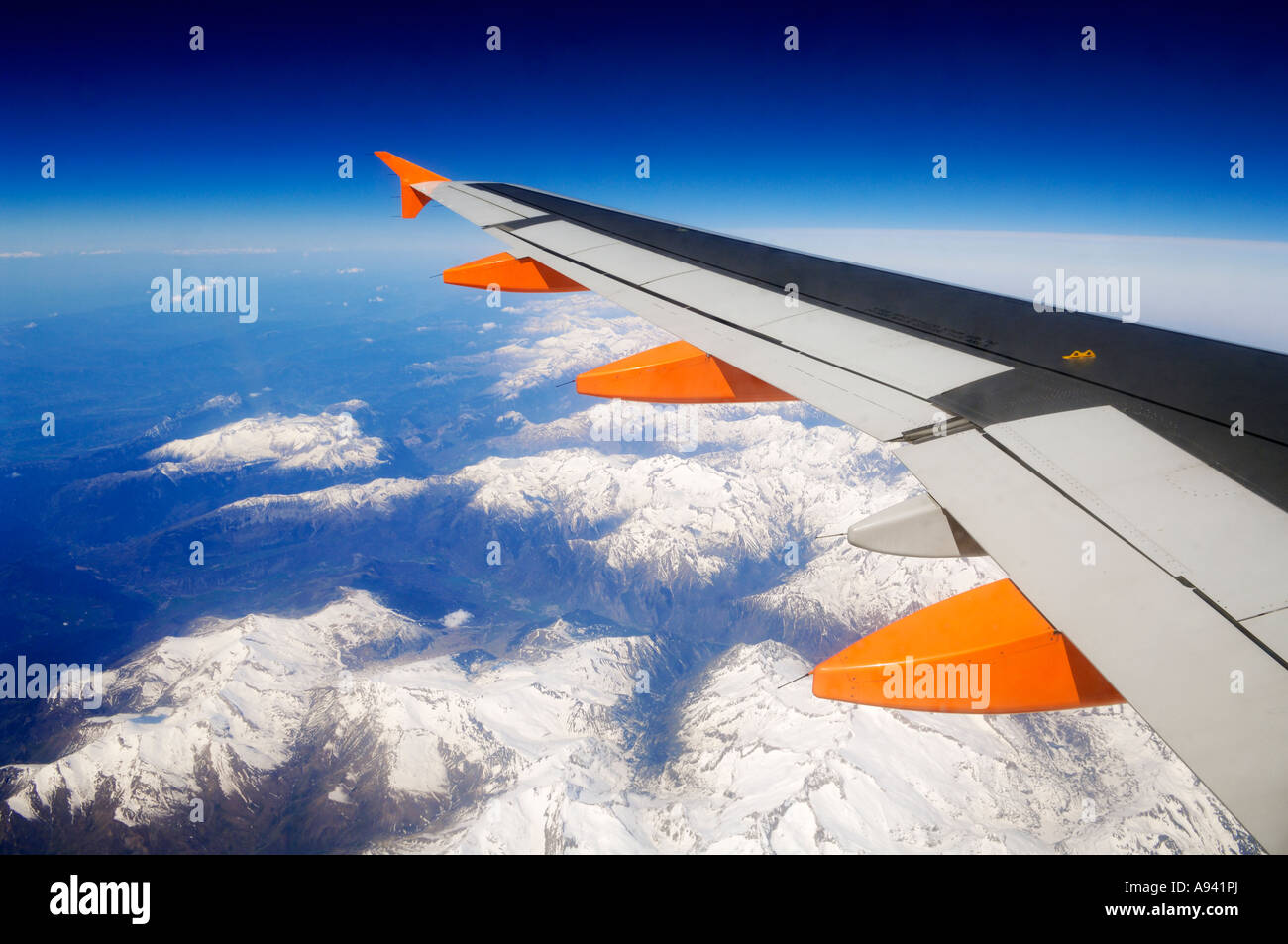 Vue aérienne de la chaîne des Pyrénées en Andorre un avion de passagers ...
