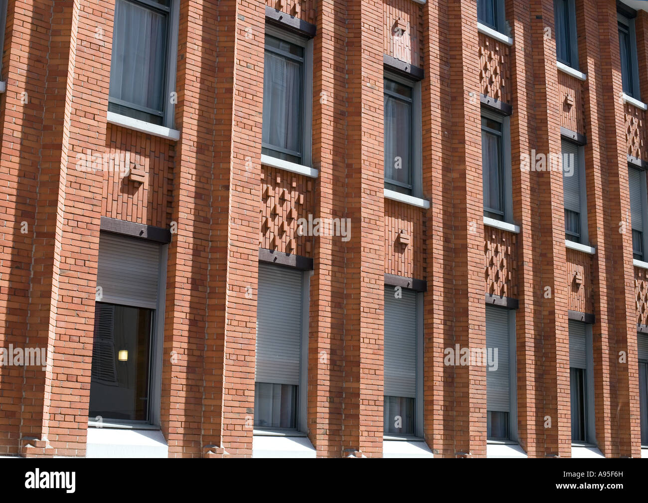 Facade immeuble briques rouges paris Banque de photographies et d ...