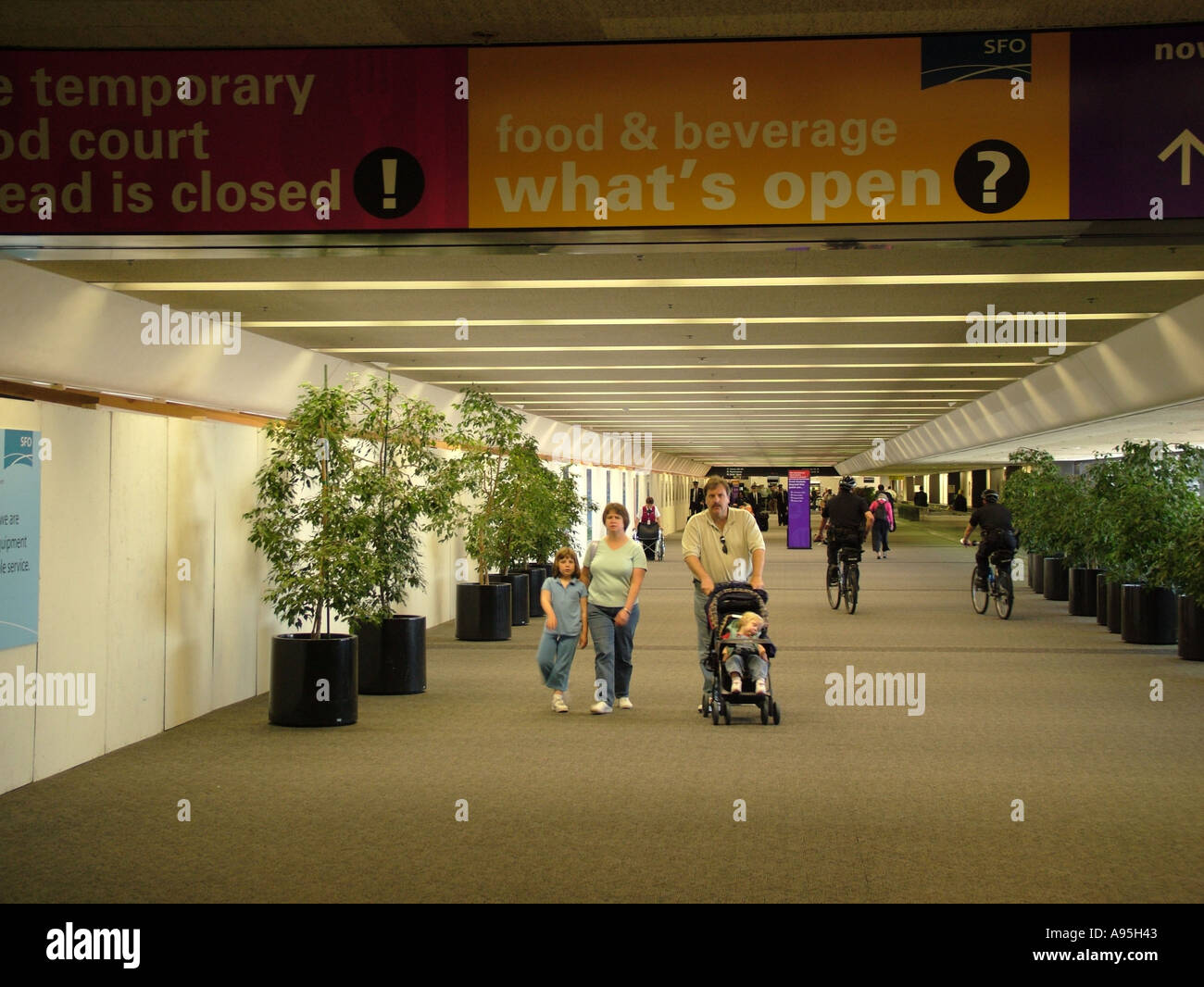 San francisco airport terminal interior Banque de photographies et d ...