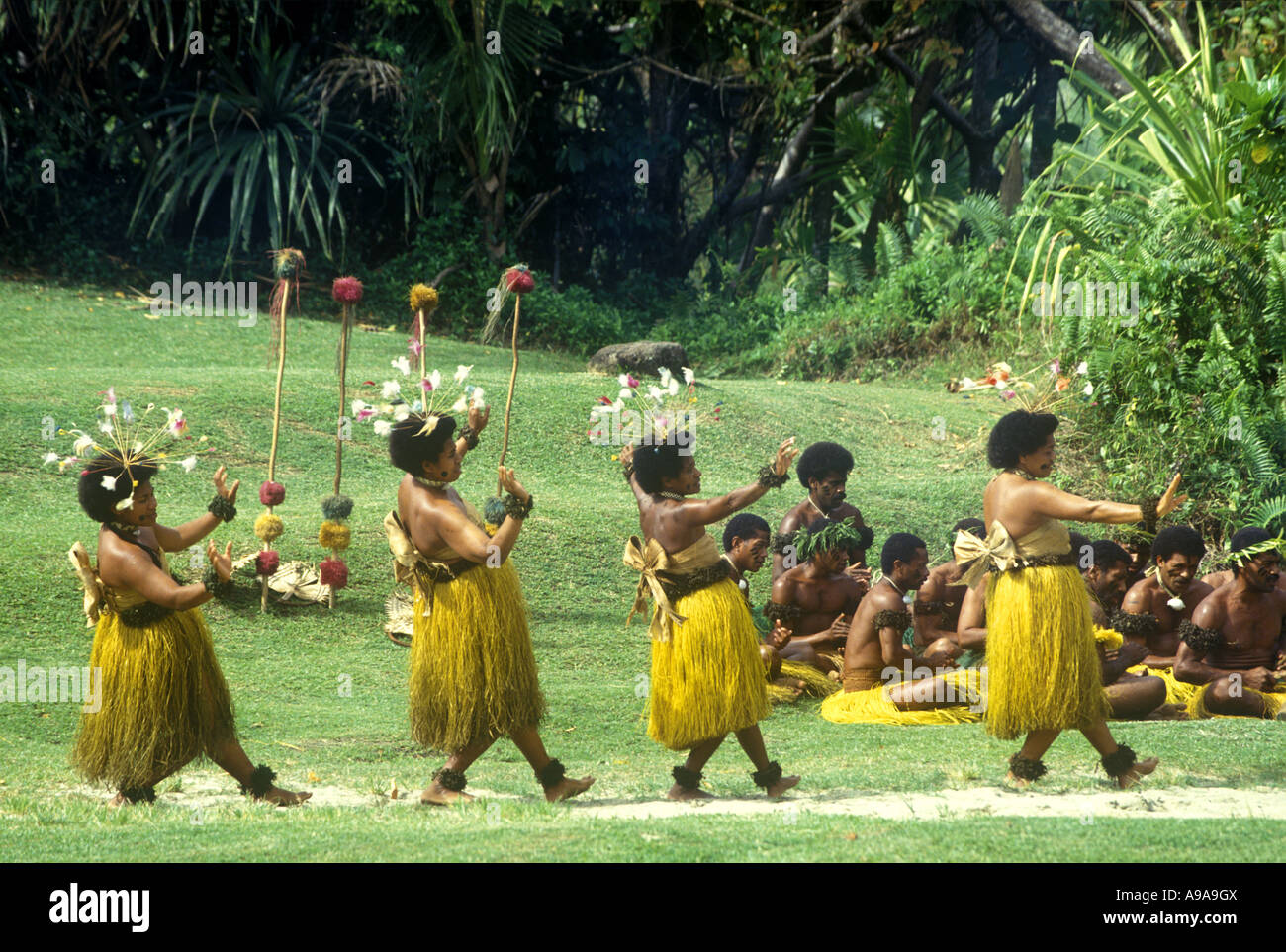 Women dance fiji Banque de photographies et d’images à haute résolution ...