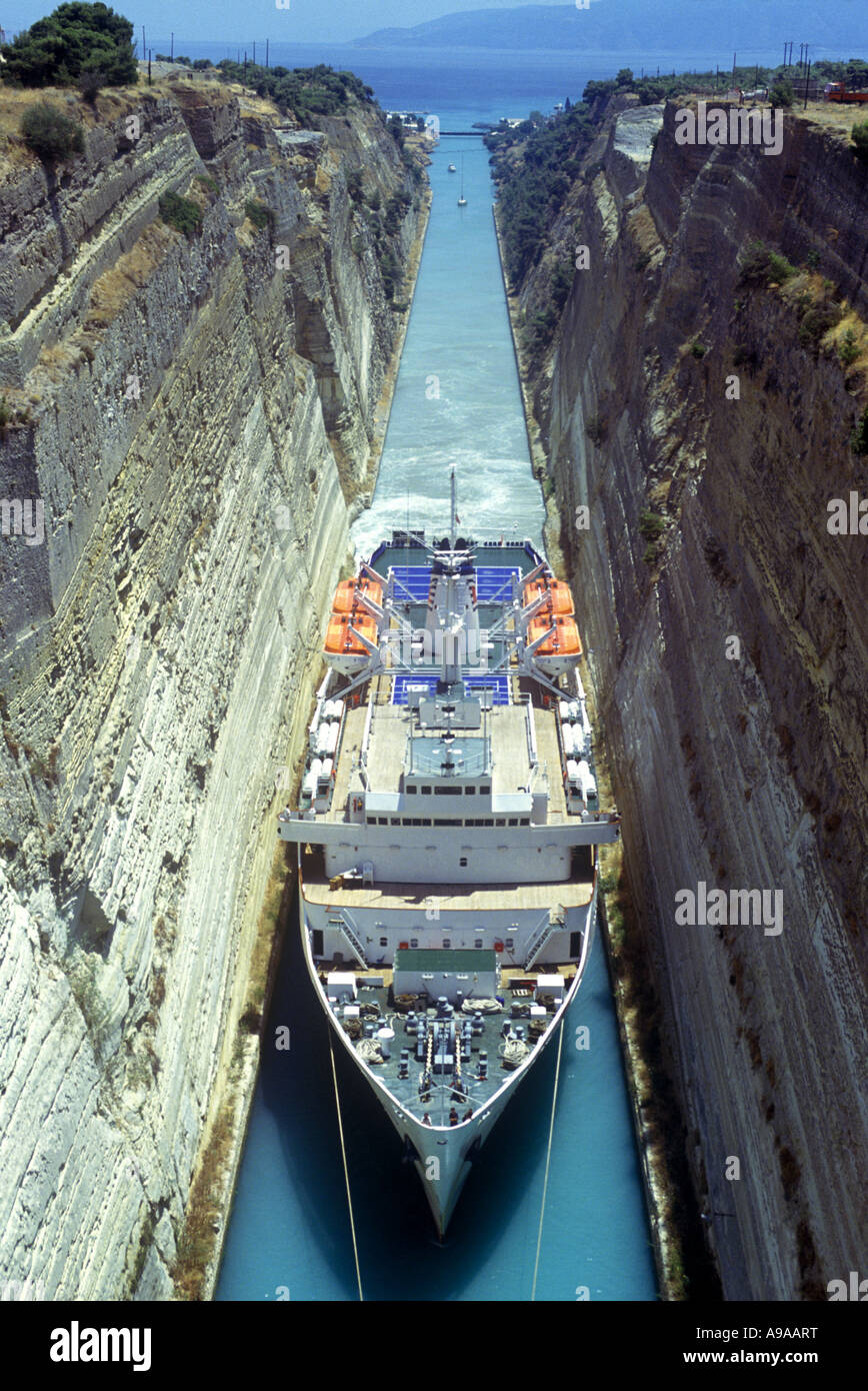 Bateau de Croisière Canal de Corinthe isthme de Corinthe, Grèce Photo ...