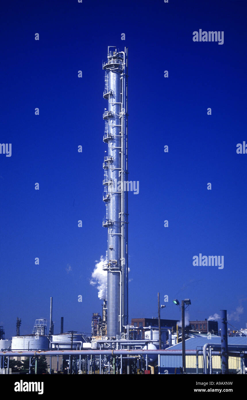 Tour de craquage des raffineries de pétrole Photo Stock - Alamy