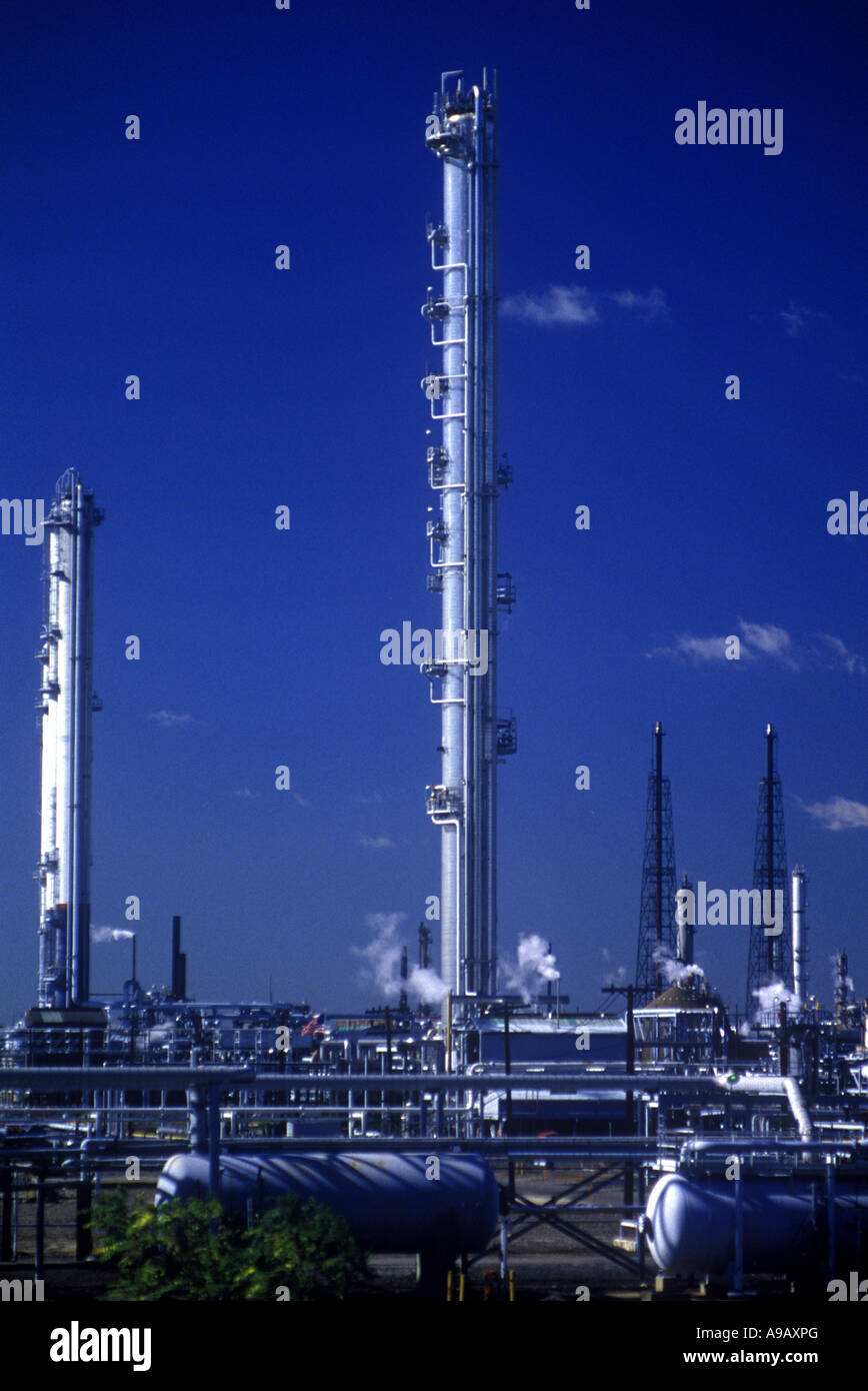 Tour de craquage des raffineries de pétrole Photo Stock - Alamy