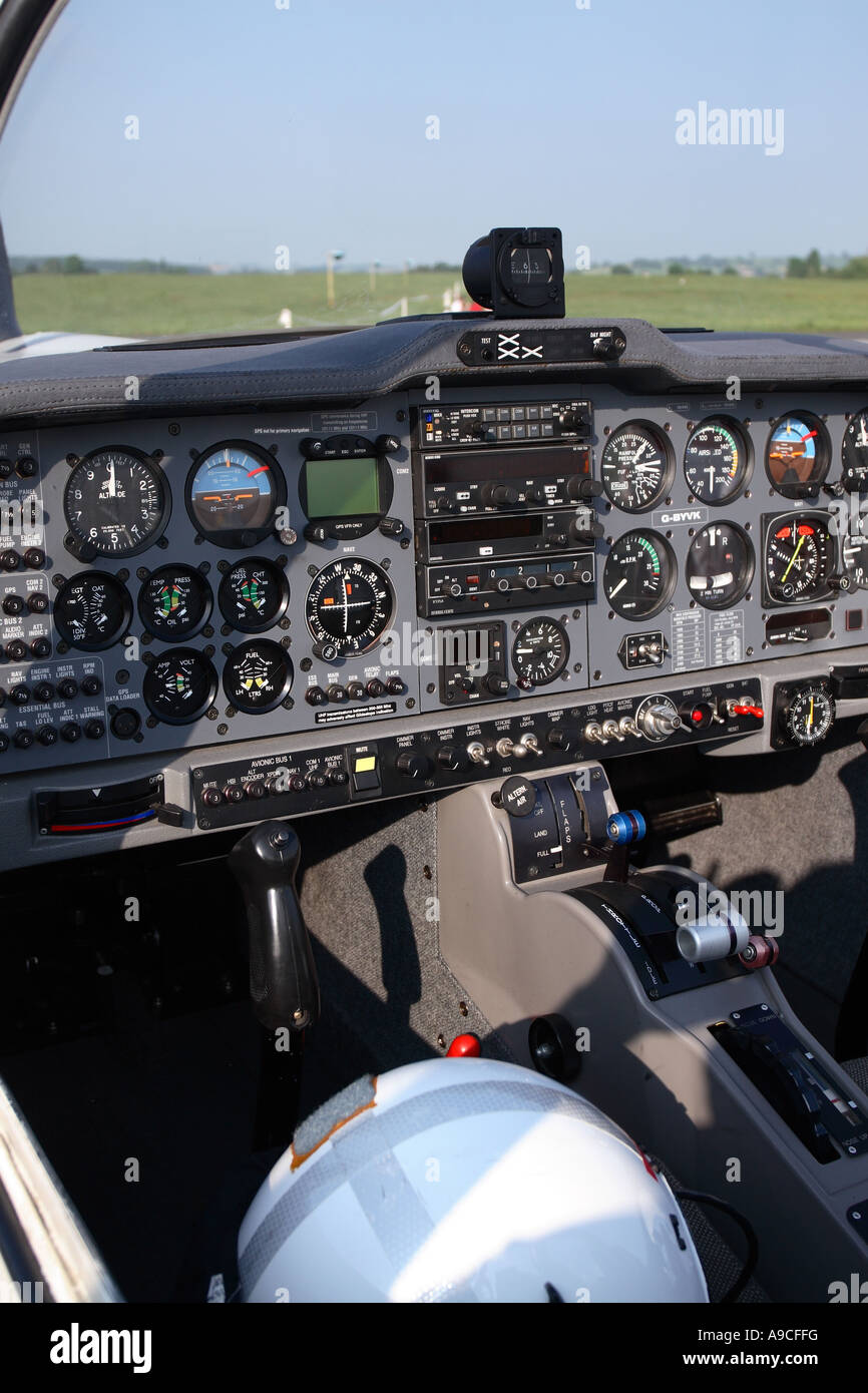 Grob 115 Tutor formateur de vol de base de pilotage d'avion montrant l ...