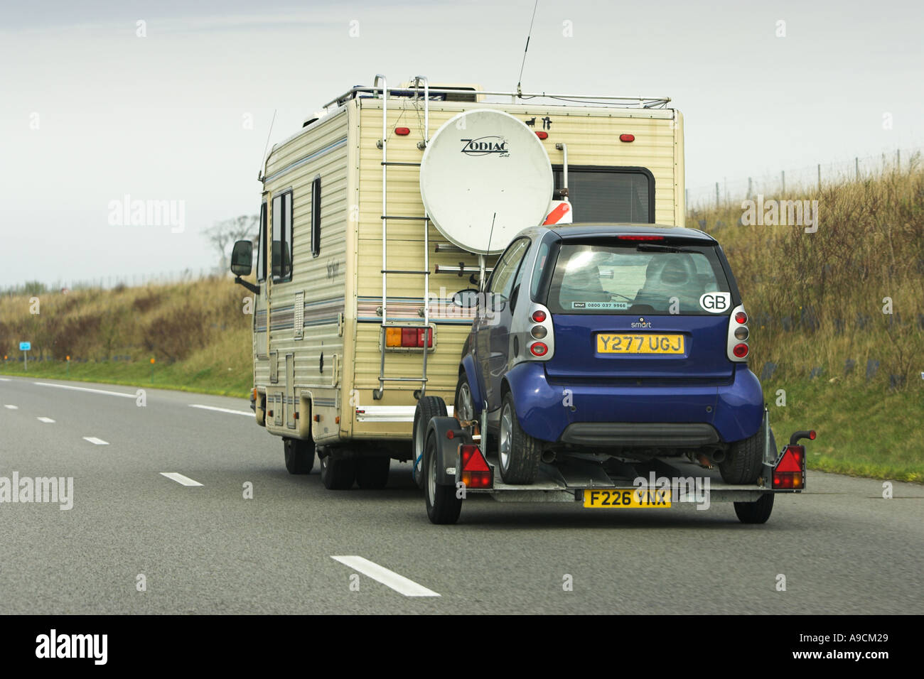 Camping le remorquage d'une voiture Smart sur une remorque sur une ...
