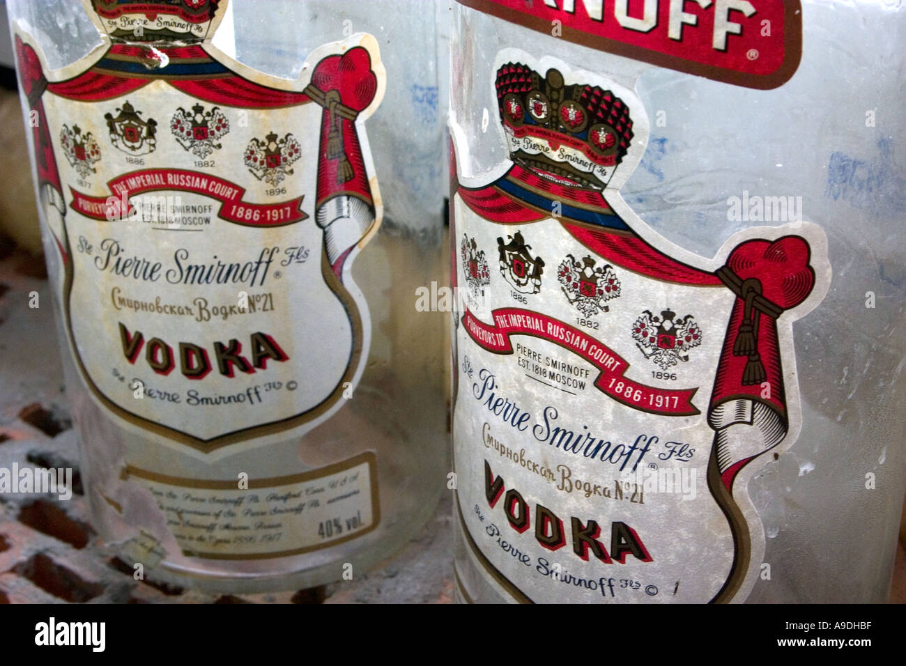 Deux bouteilles de vodka vides Banque de photographies et d’images à ...