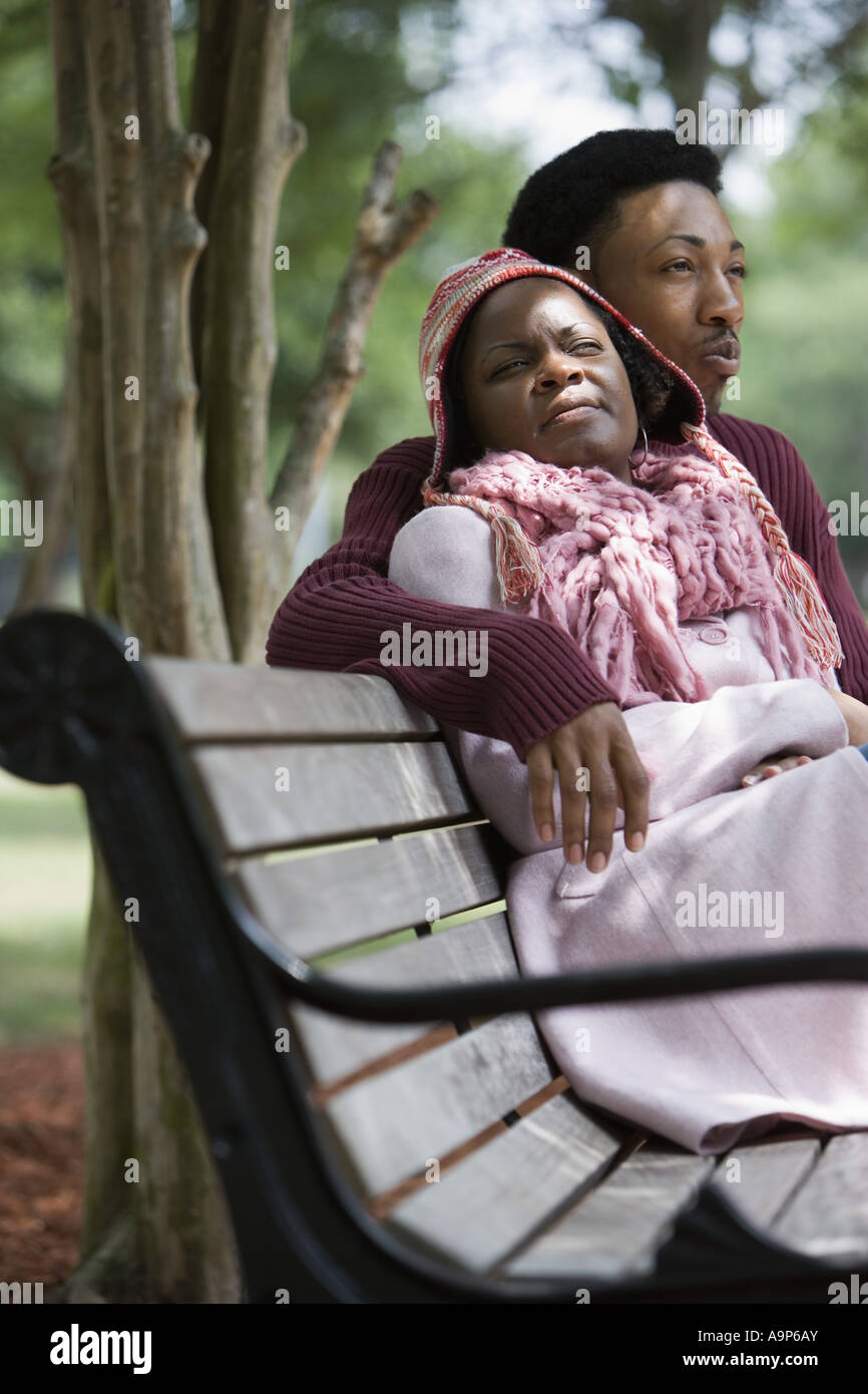 Trois Personnes Assises Sur Un Banc De Parc Banque De Photographies Et