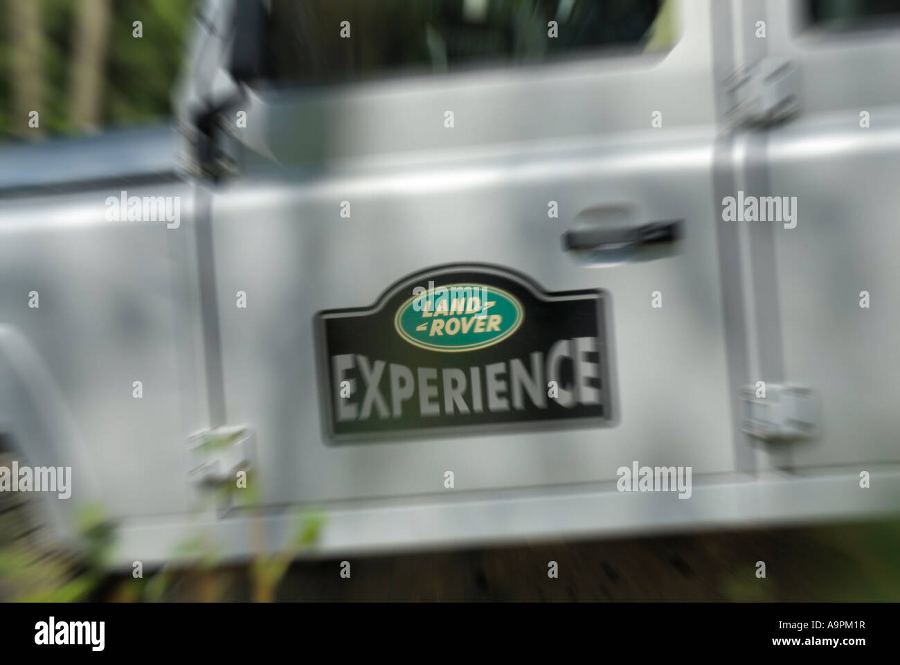 Land rover defender 110 argent td5 Banque de photographies et d’images ...