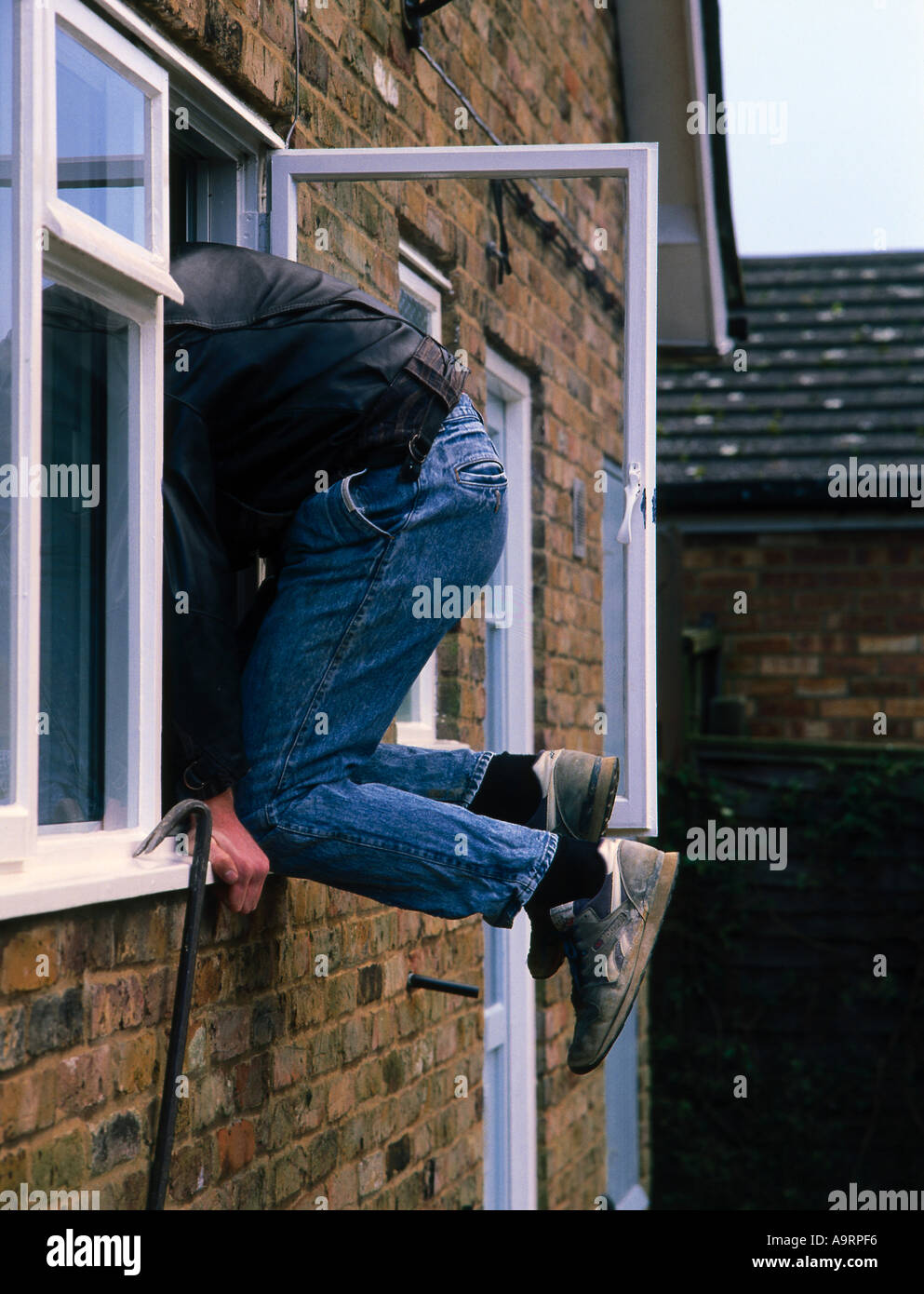 Burglar entering through window Banque de photographies et d’images à ...