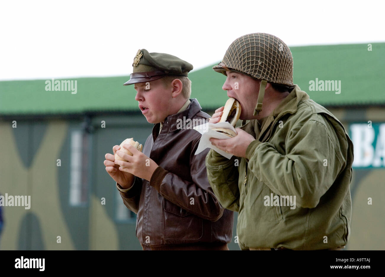 Soldier eating Banque de photographies et d’images à haute résolution ...