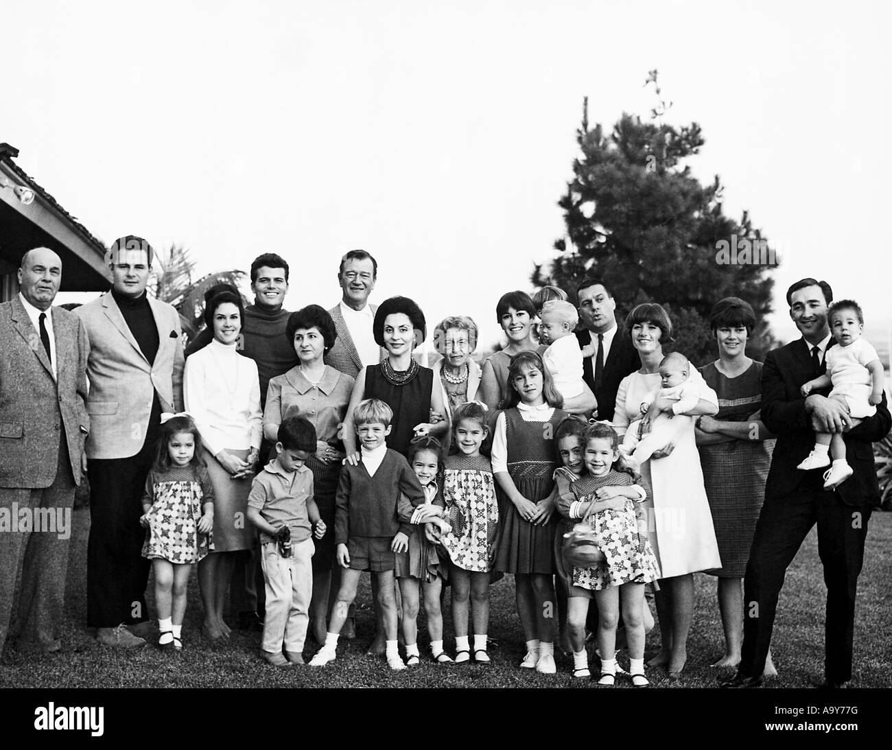 JOHN WAYNE avec son épouse Pilar dans un portrait de famille sur trois ...