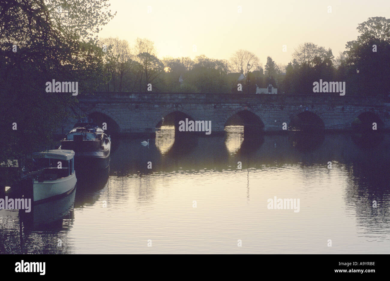 Clopton Bridge et la rivière Avon à l'aube, Stratford-upon-Avon ...