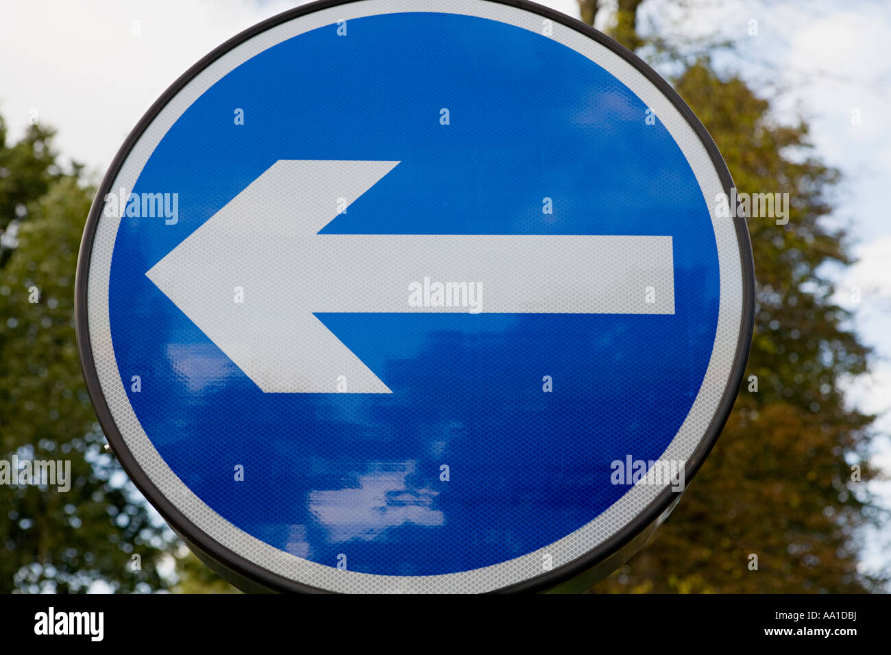 Panneau Bleu Avec Flèche Blanche Banque d'image et photos - Alamy