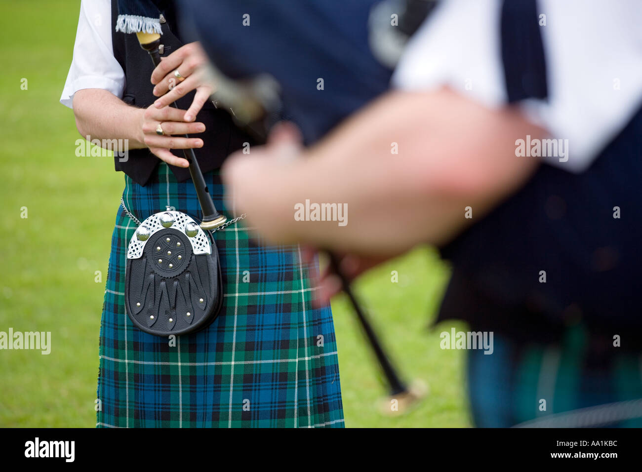 Joueur de cornemuse en kilt jouant de la cornemuse Banque de ...