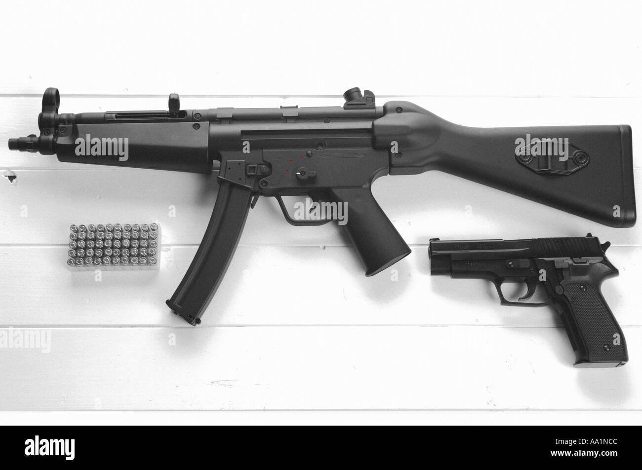 La police d'un fusil d'Assaut MP5 et d'un pistolet Glock de balles ...