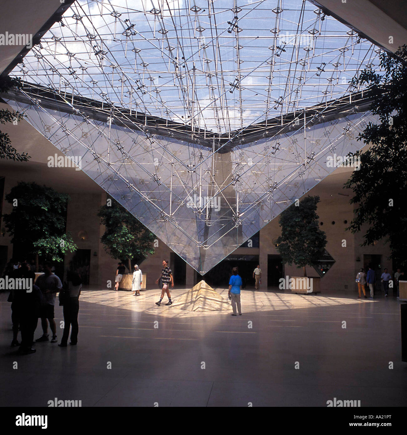 Inverted pyramid louvre museum Banque de photographies et d’images à ...