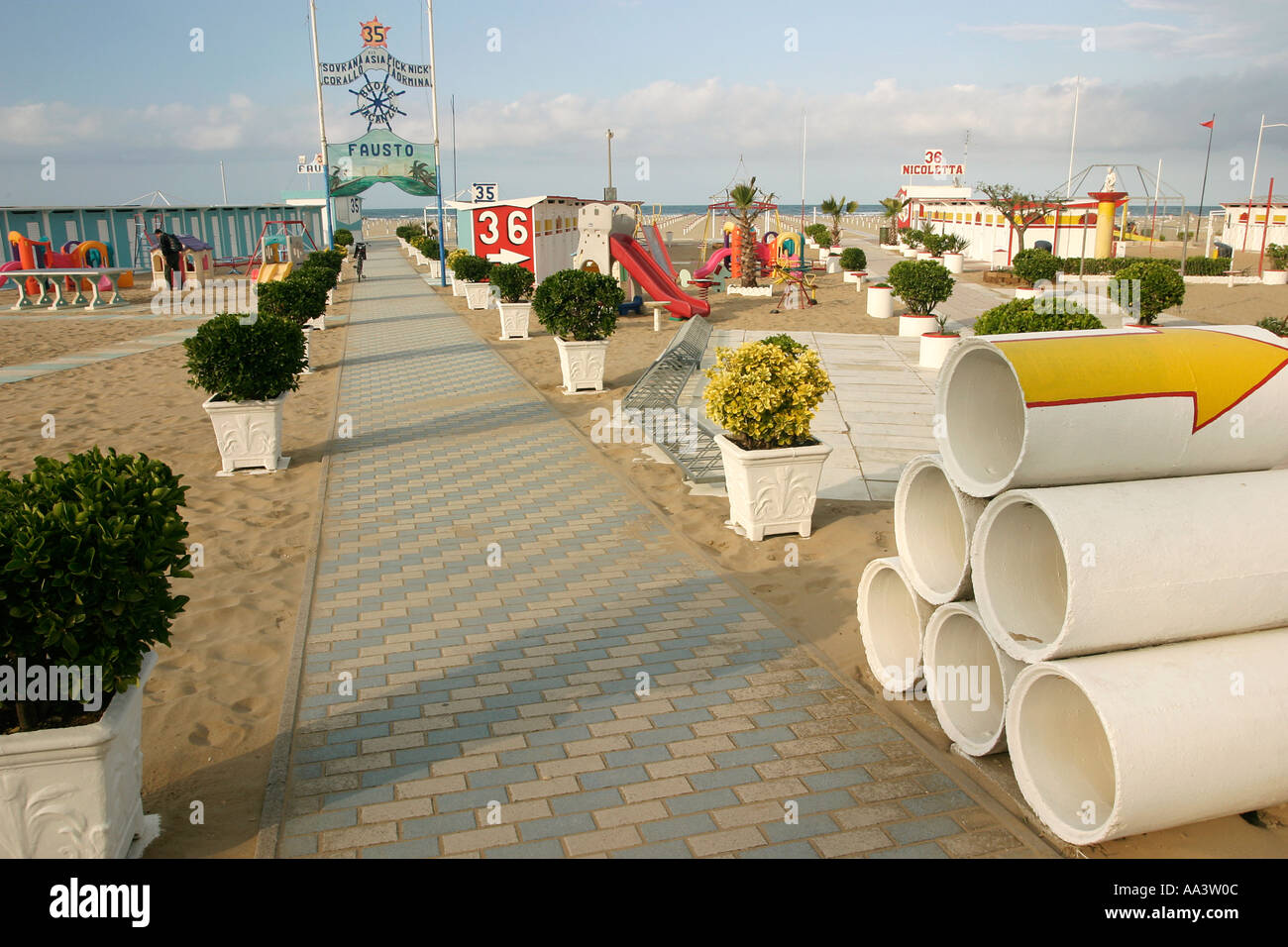Rimini beach crowded Banque de photographies et d’images à haute ...