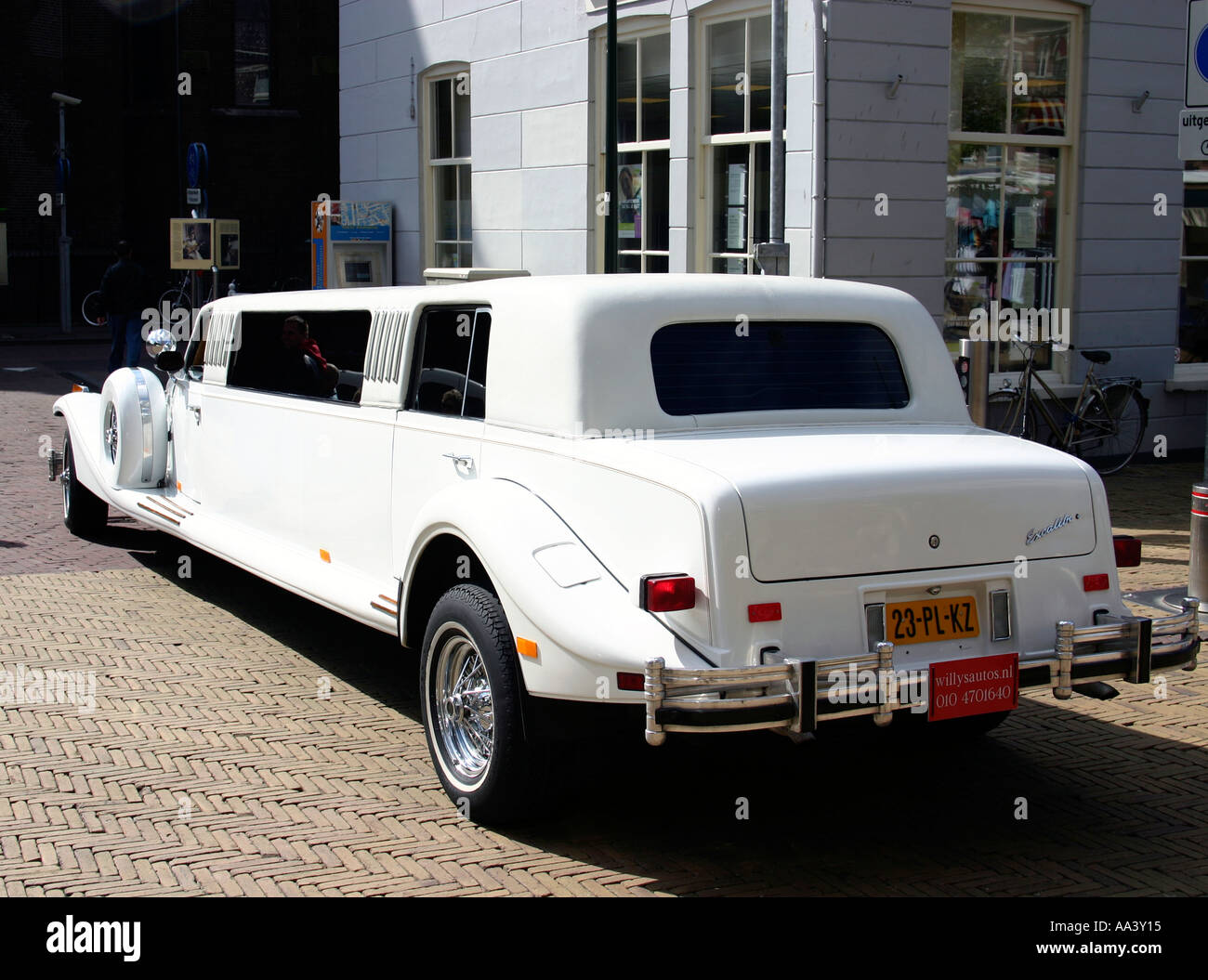 White limousine Banque de photographies et d’images à haute résolution ...