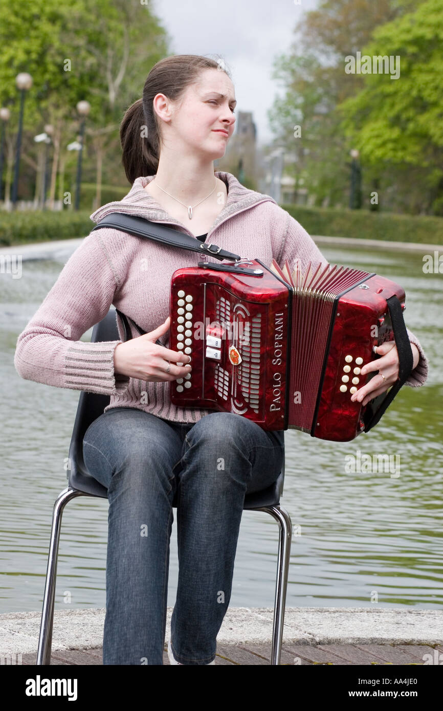 Femme accordéoniste Irlandais Université de Limerick Irlande Photo ...