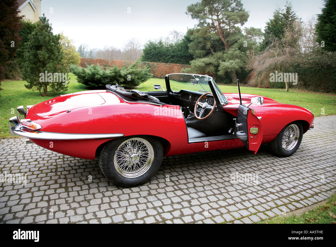 Jaguar type e rouge Banque de photographies et d’images à haute ...