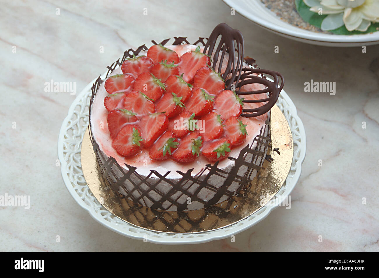 Mousse aux fraises gâteau décoré avec Fraise et Chocolat dessert sucré ...