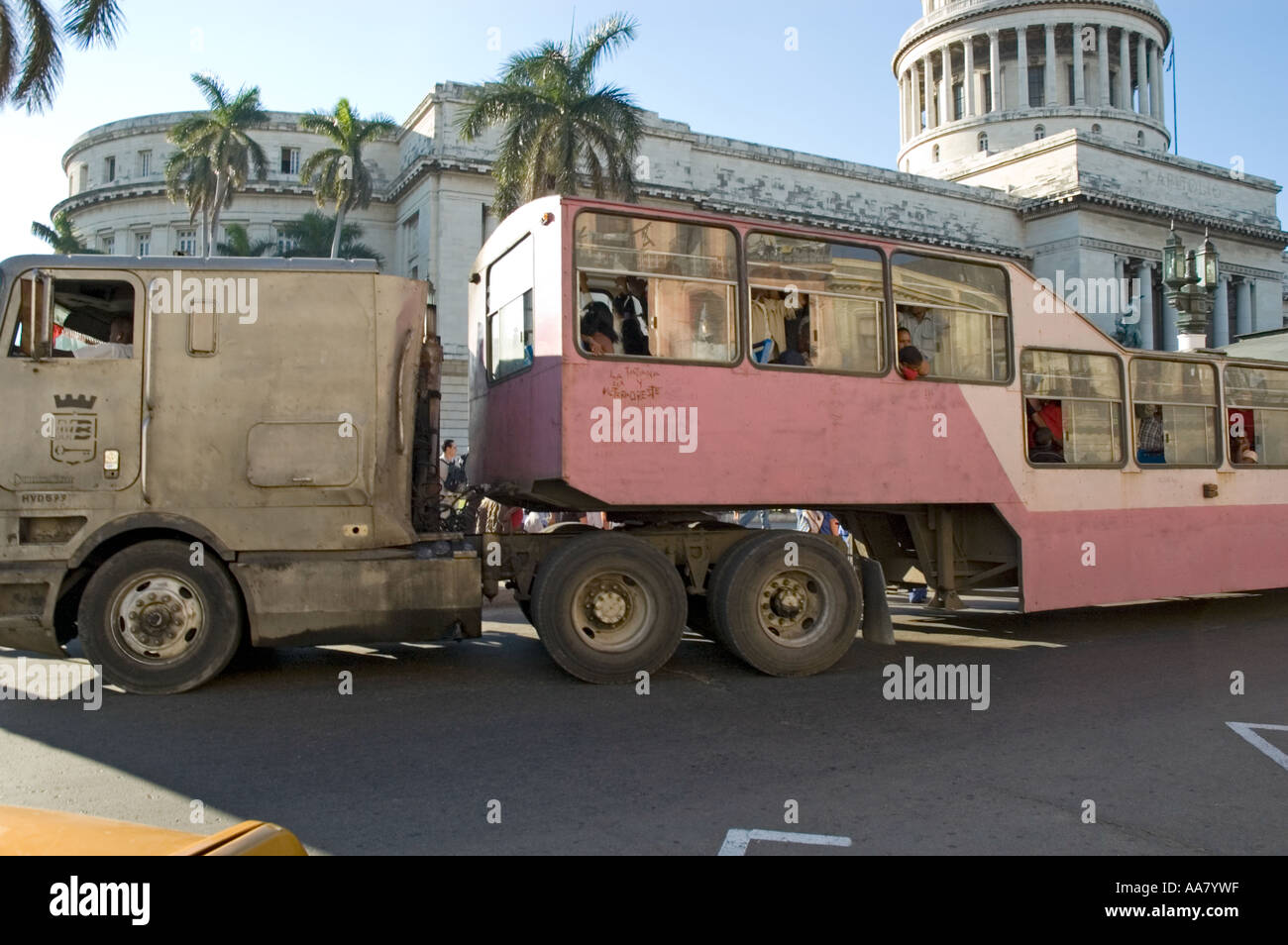 El Camello, un bus à deux niveaux tiré par un semi-remorque, et ...
