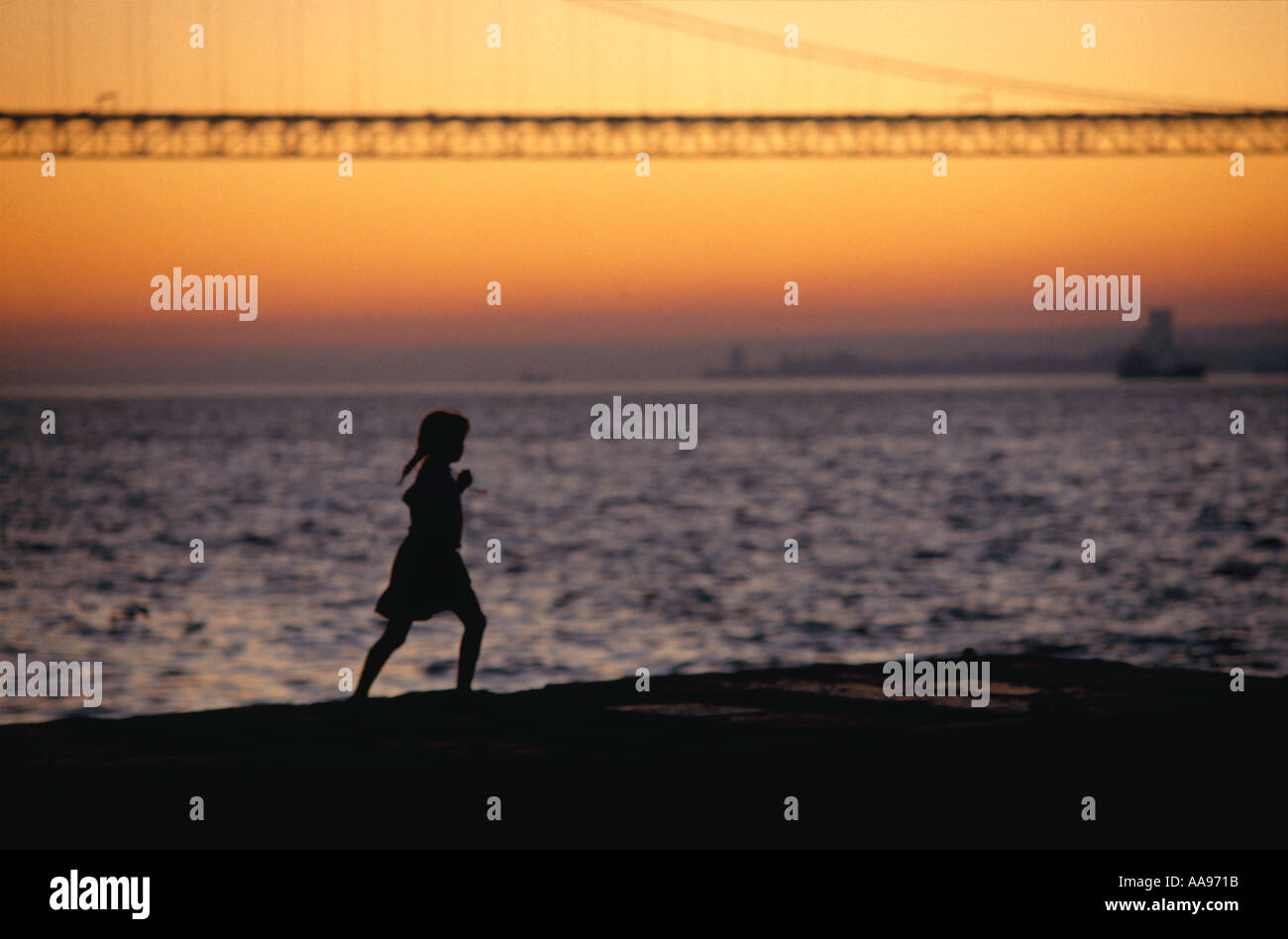 Jeune fille de confiance le long de la rive du fleuve Tage à Lisbonne ...